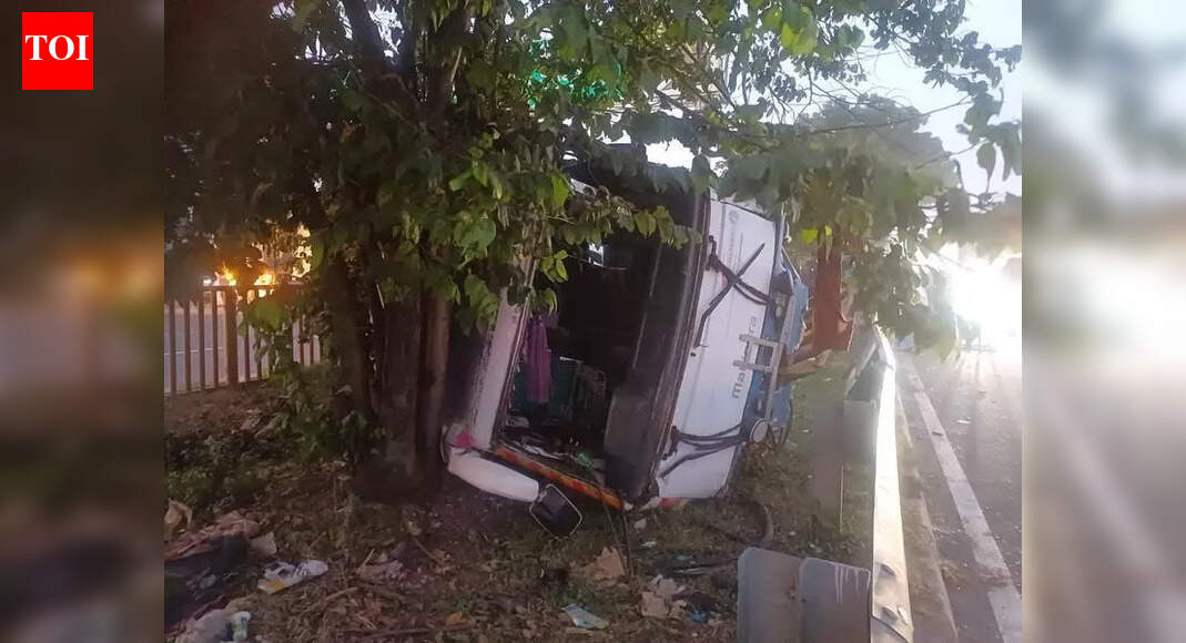 18 injured as van collides with lorry | Chennai News - The Times of India