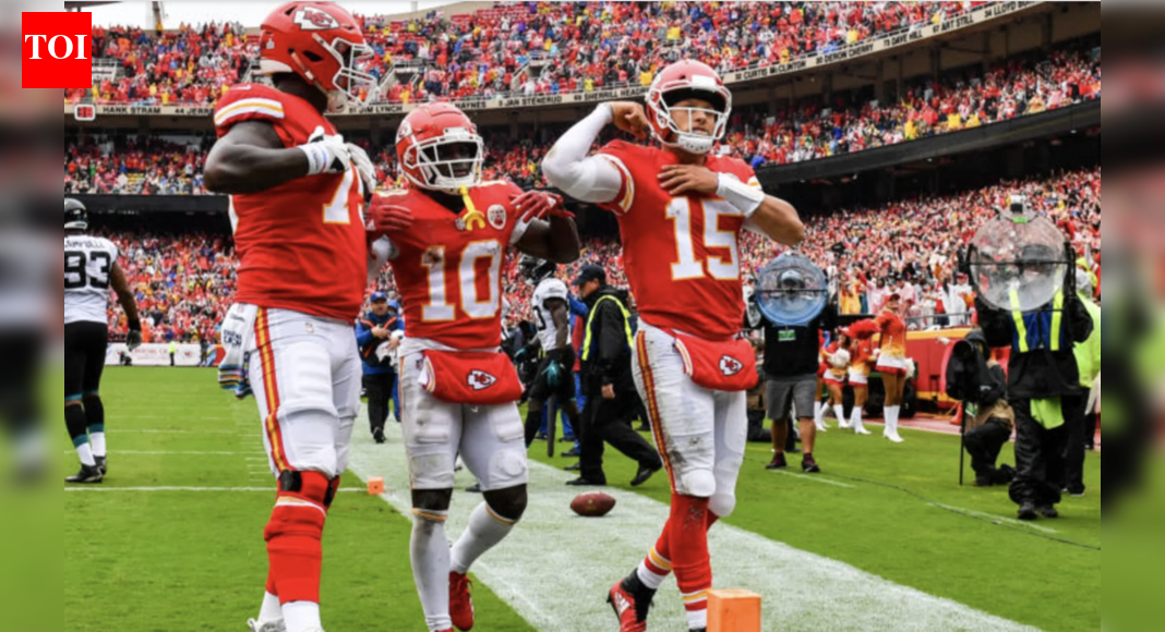 Patrick Mahomes breaks silence after Tyreek Hill suffers horrific ...