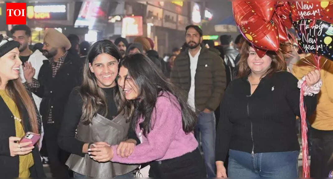 Chill in air, warmth in hearts as Ludhiana welcomes New Year | Ludhiana ...