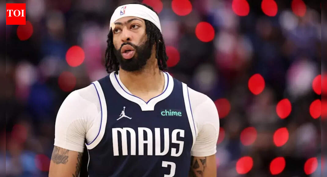 “Too delicate”: Fans react to Anthony Davis’s hand injury in Mavs ...