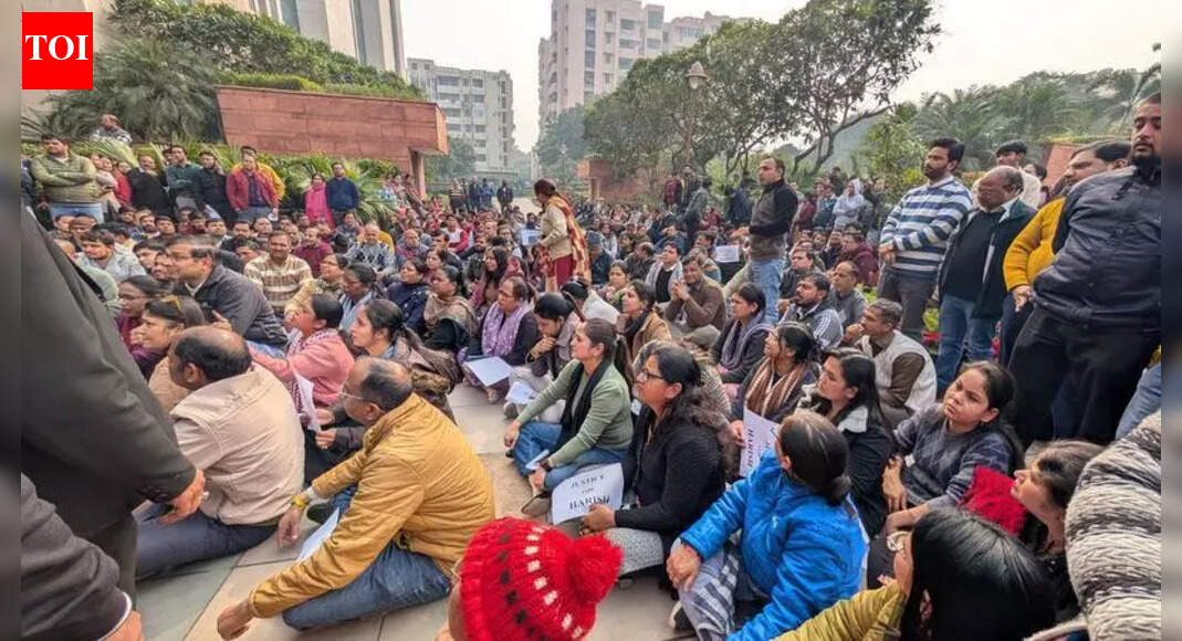 Staffers stage protest at court, hold peaceful vigil | Delhi News - The ...