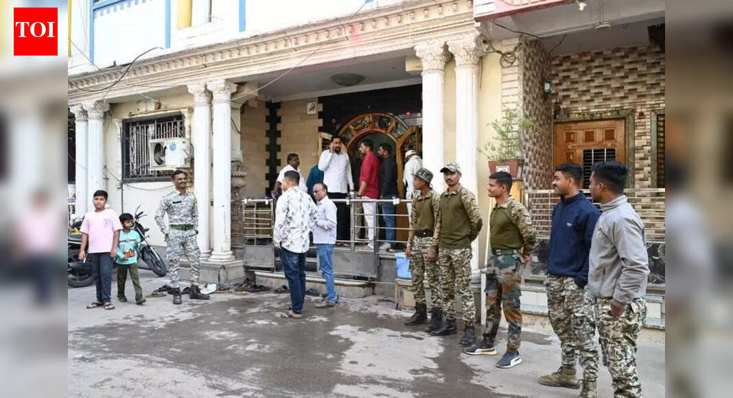 Mob attacks former MLA Shirish Chaudhary’s house in Nandurbar city | Nashik News - The Times of ...