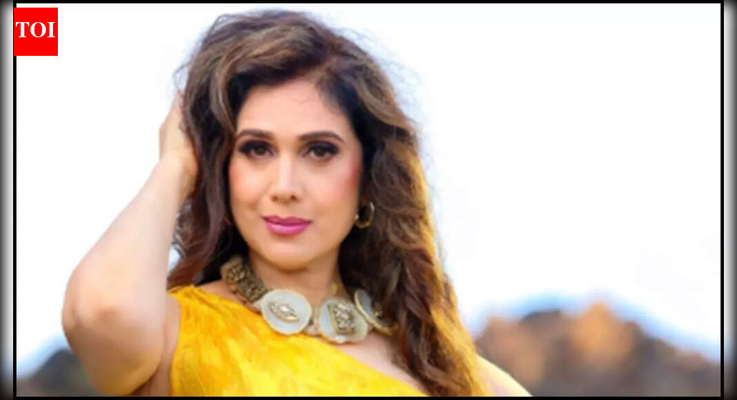 Meenakshi Seshadri revisits 'Hero', 'Meri Jung' memories during beach ...