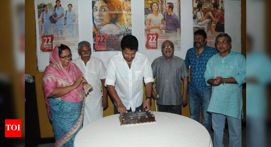 Aashiq Abu celebrates birthday with 22FK team | Regional Movie News ...