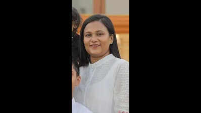 Deputy mamlatdar hangs self while husband waits in car | Surat News ...