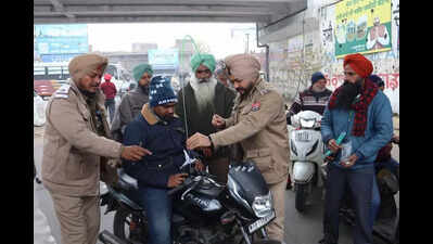Police distribute iron angle shields to two wheeler riders | Ludhiana ...