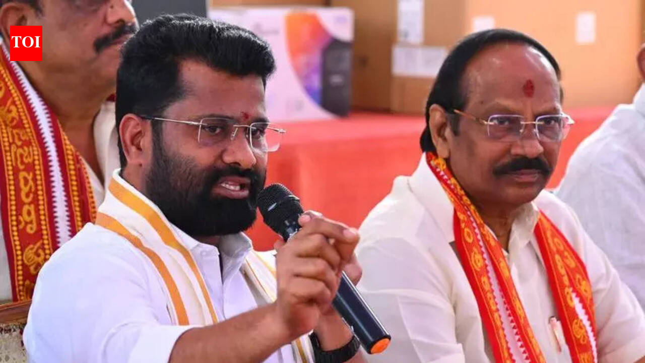 EO conducts surprise inspections at Durga temple | Vijayawada News ...