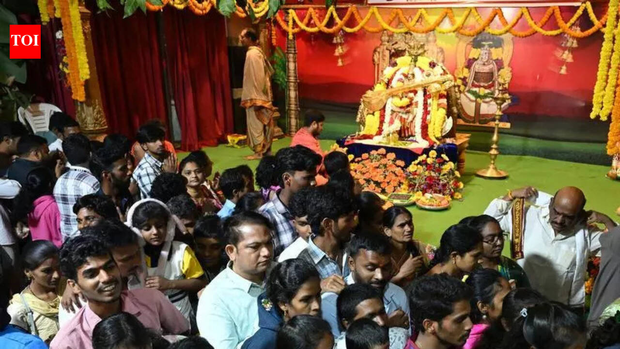 Thousands of devotees throng Durga temple on Vasanta Panchami ...
