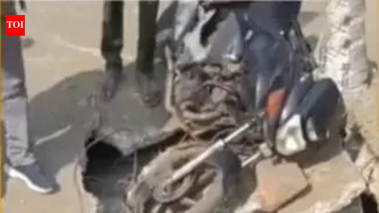 A 5-ft wide, 7-ft deep & months in making pothole near Bhopal | Bhopal ...
