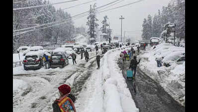 Snow brings pain in HP: Roads closed, no power & water supply; tourists ...