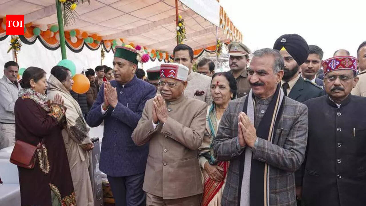Governor unfurls Tricolour at Ridge on 77th Republic Day | Chandigarh ...