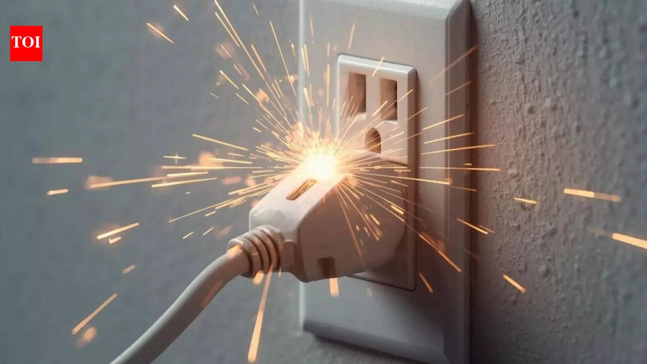 Why your power outlet spark when you plug something in and when it is ...
