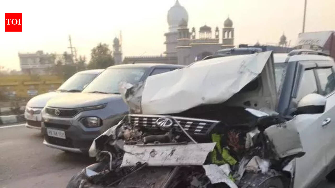 Car hits stationary bus at Phagwara, 2 killed | Chandigarh News - The ...