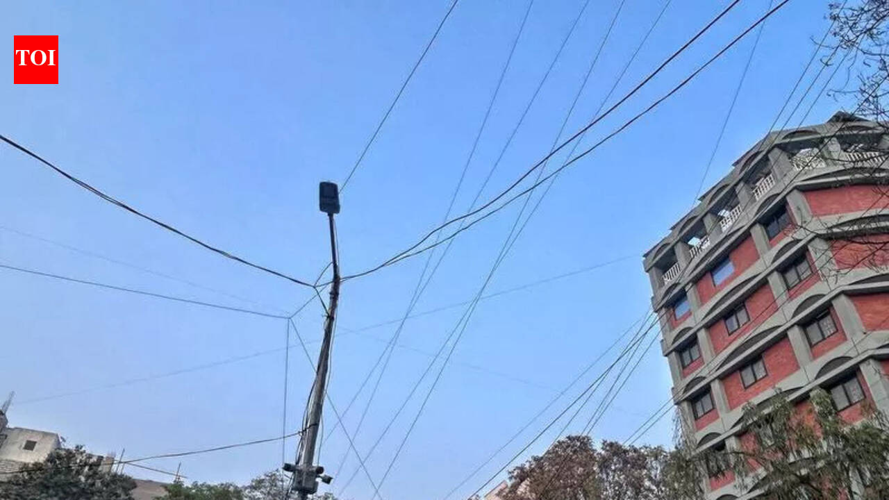 Rampant illegal overhead cables a menace for PMC | Pune News - The ...