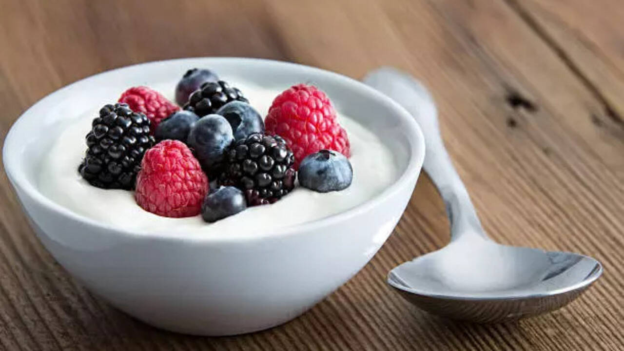 Avoid These Errors When Eating Curd and Fruits