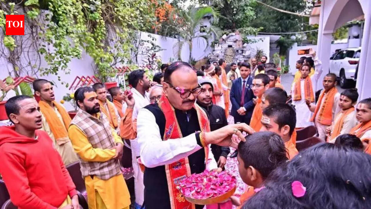 Shankaracharya row: DyCM hosts 101 Batuk Brahmins | Lucknow News - The ...
