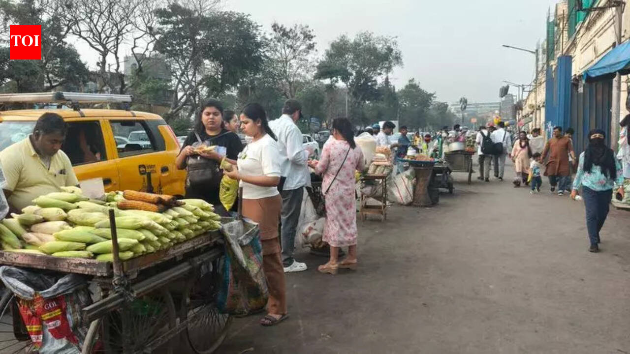 ‘Turf war’ pushes hawkers to middle of JL Nehru Rd | Kolkata News - The ...