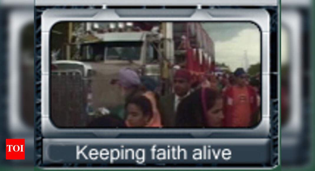 American Sikhs honour holy book with massive procession - Times of India