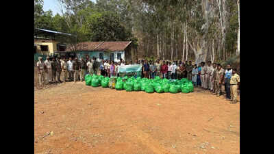 Students, govt staff clear forest litter at Lakkavalli range | Mysuru ...