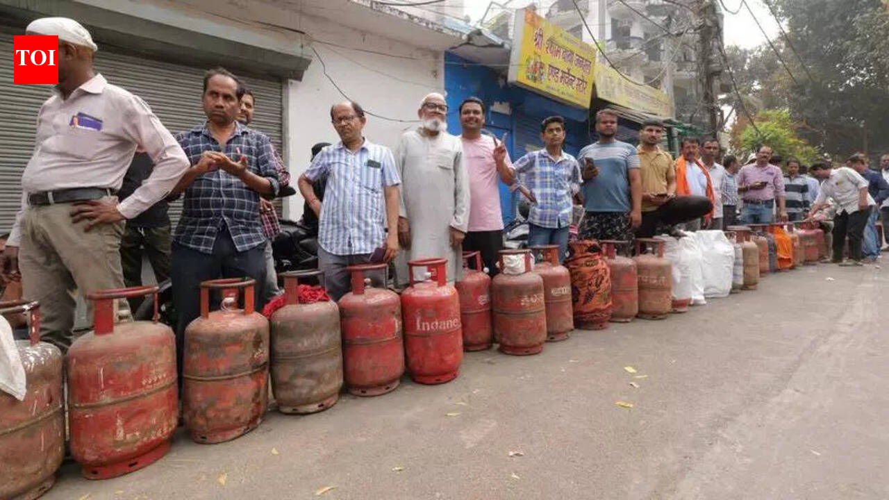 Long queues at gas agencies as online refill booking snaps | Lucknow ...