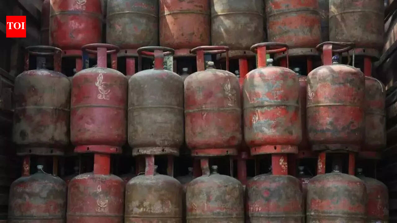 Amid Middle East tensions, LPG crisis hits Pune eateries; nearly 100 ...