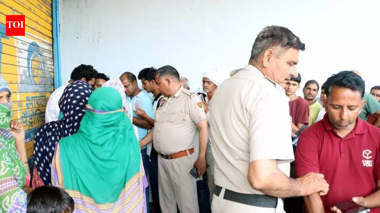 Commotion outside Rohtak gas agency amid LPG supply concerns ...