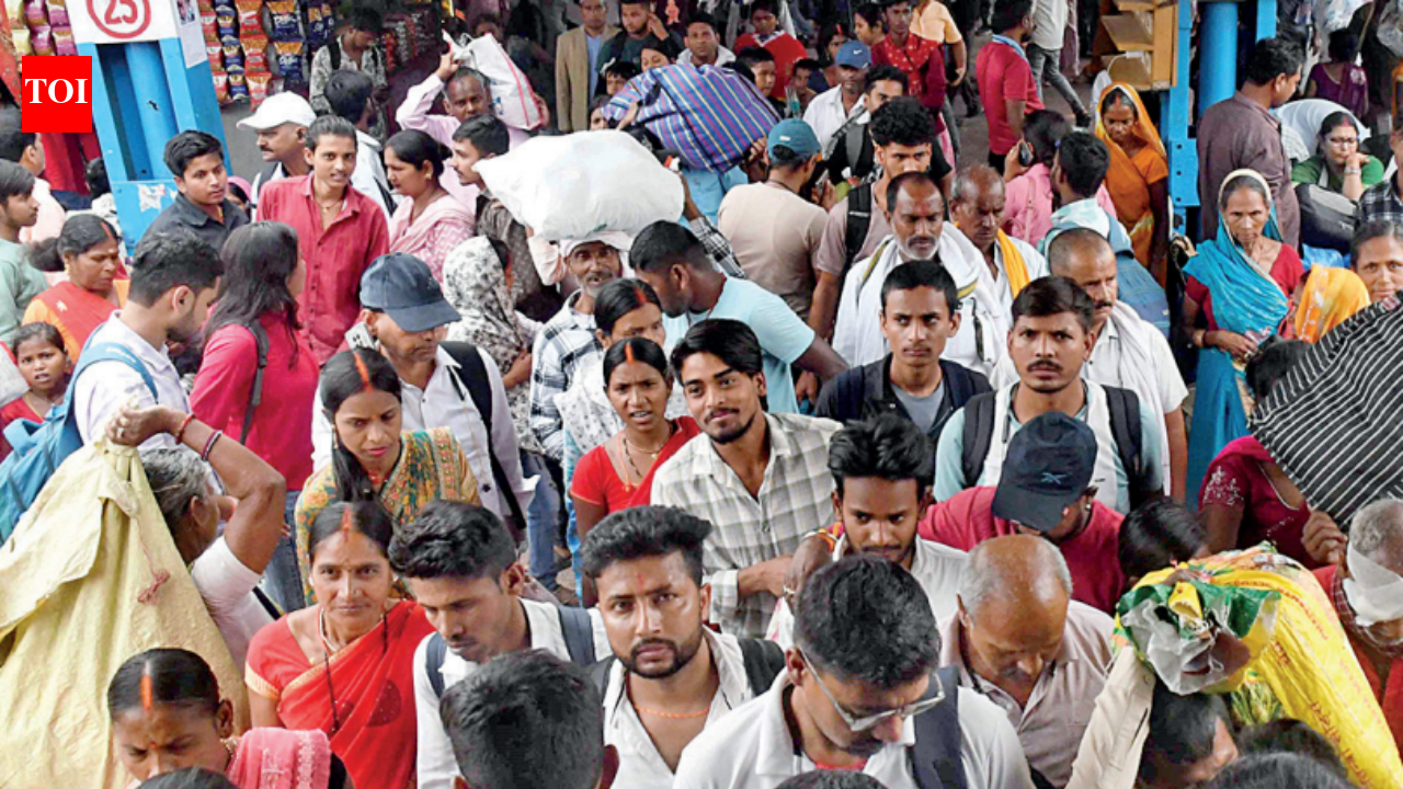 LPG Gas Cylinder Crisis in India Live Updates: Crowded platforms tell ...
