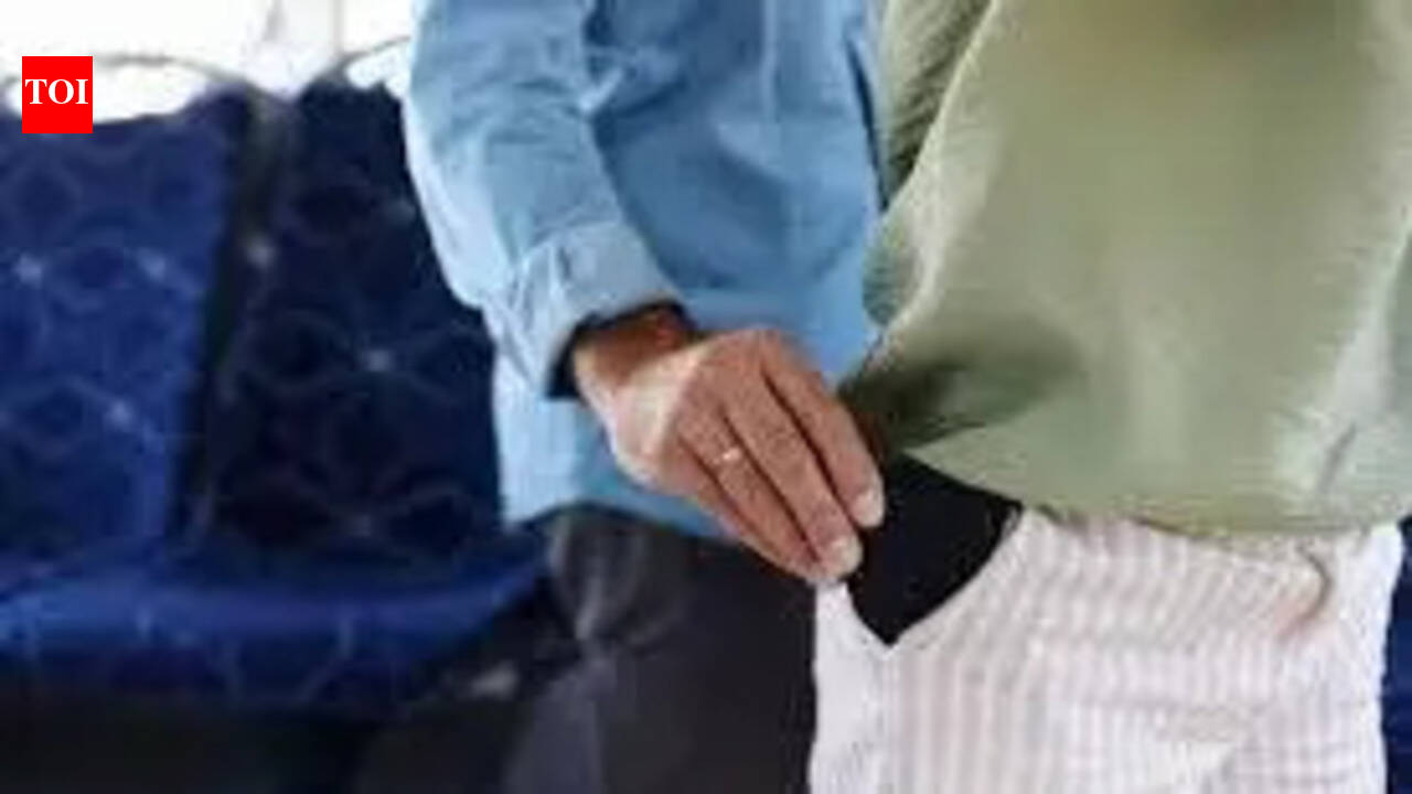 Wallet stolen in bus, cop loses 43,500 | Mumbai News - The Times of India