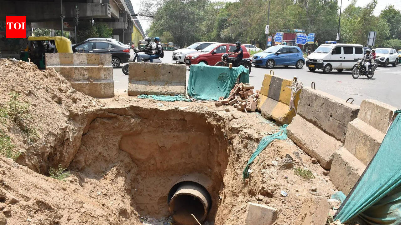 Water pipe breach causes road cave-in ear Sukhrali flyover in Gurgaon ...