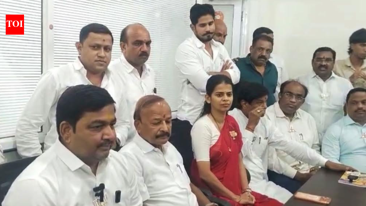 Shiv Sena, BJP end 5-month AMC power struggle, forge alliance in ...