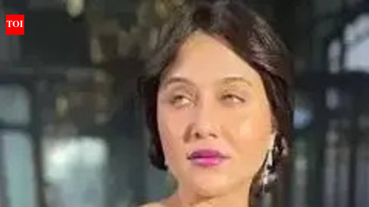 Swastika visits Gariahat PS to answer cop queries | Kolkata News - The ...
