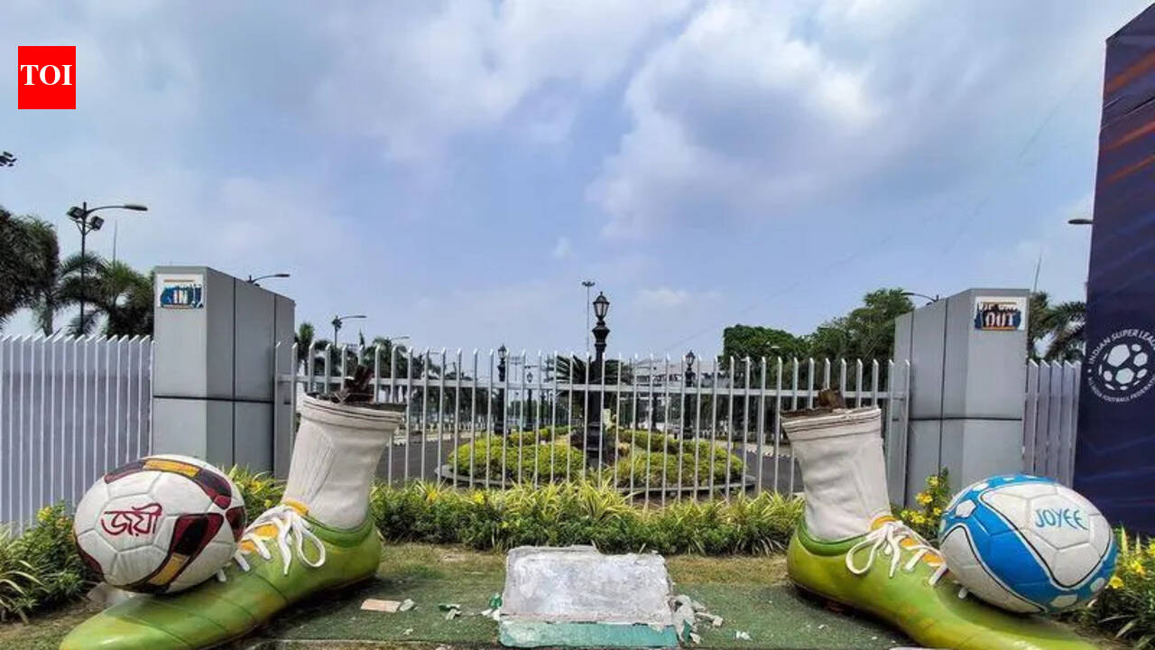Didi upset over ‘football-man’ demolition | Kolkata News - The Times of ...