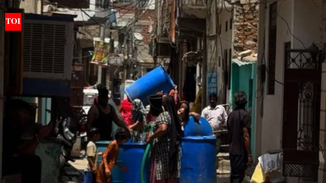 Residents of Jagatpura colonies protest water shortage | Jaipur News ...