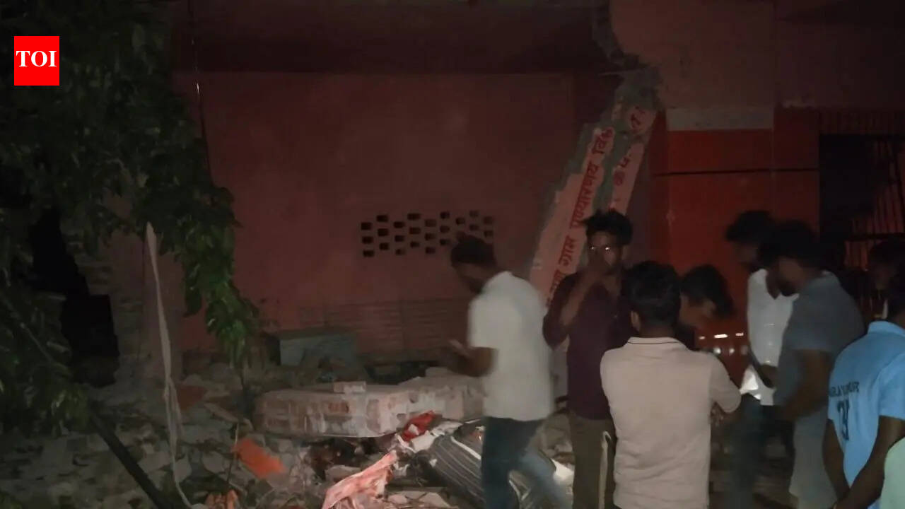 Speeding dumper ploughs into Amroha temple pandal; 3 dead, 5 critical ...