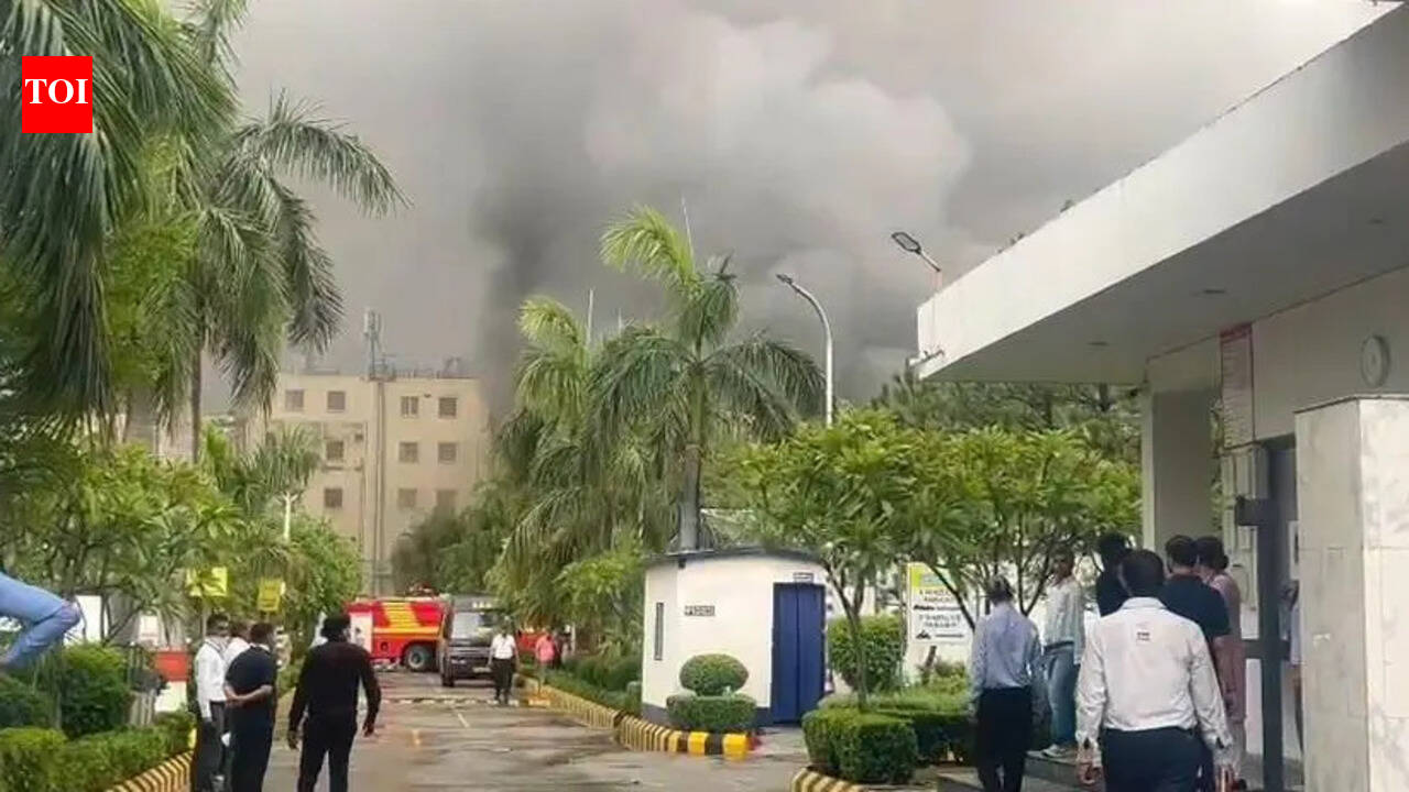 Fire sparks at manufacturing unit, firefighters battle blaze into the ...