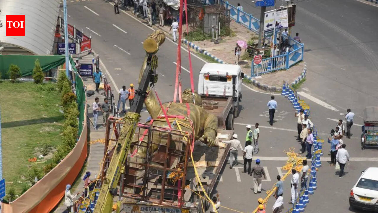 64-ft Messi statue to lie in warehouse till final shift | Kolkata News ...