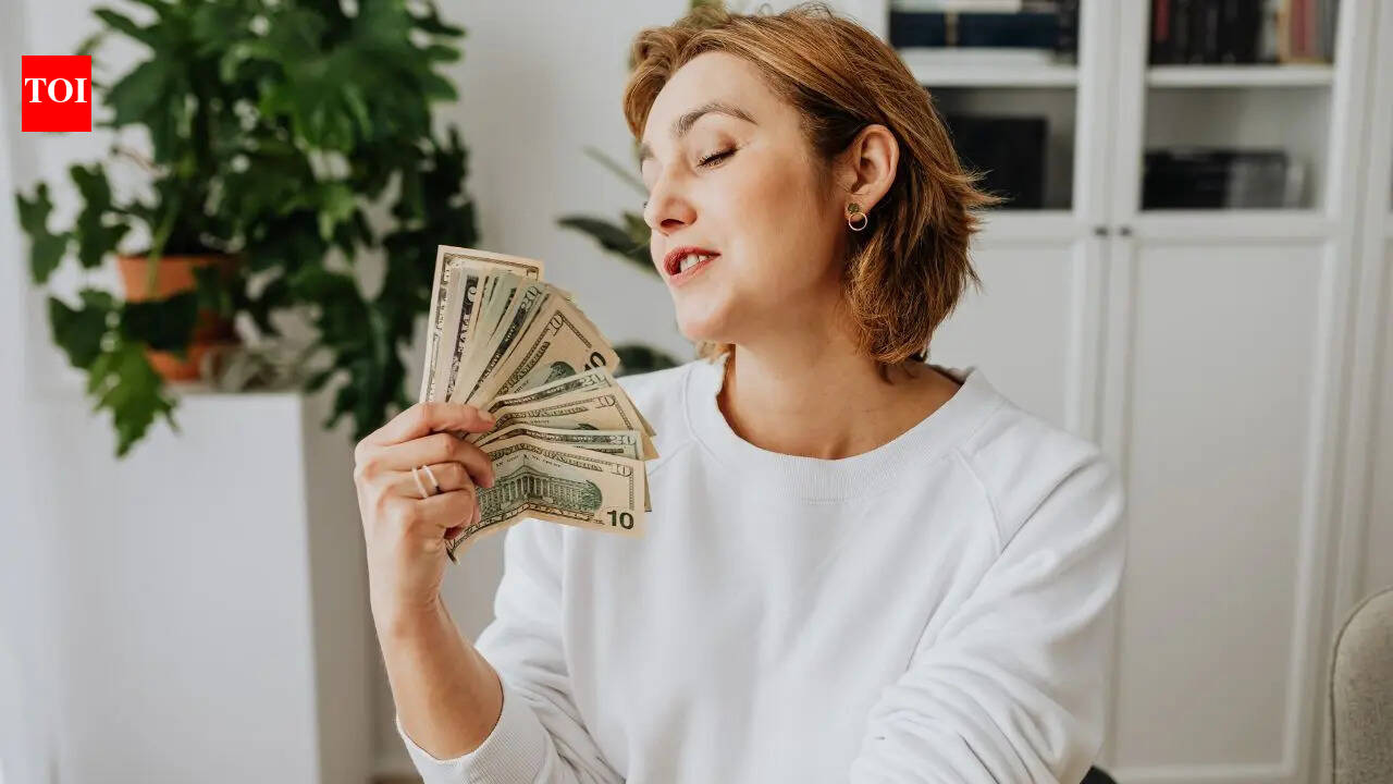 6 signs a working woman is doing well with money