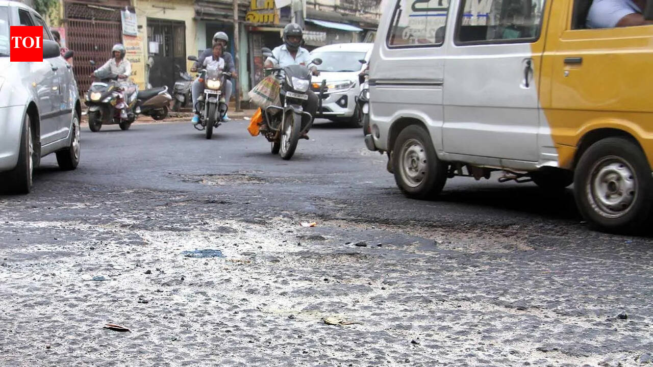 Crater disrupts traffic at Madurai’s Yanaikkal junction | Madurai News ...