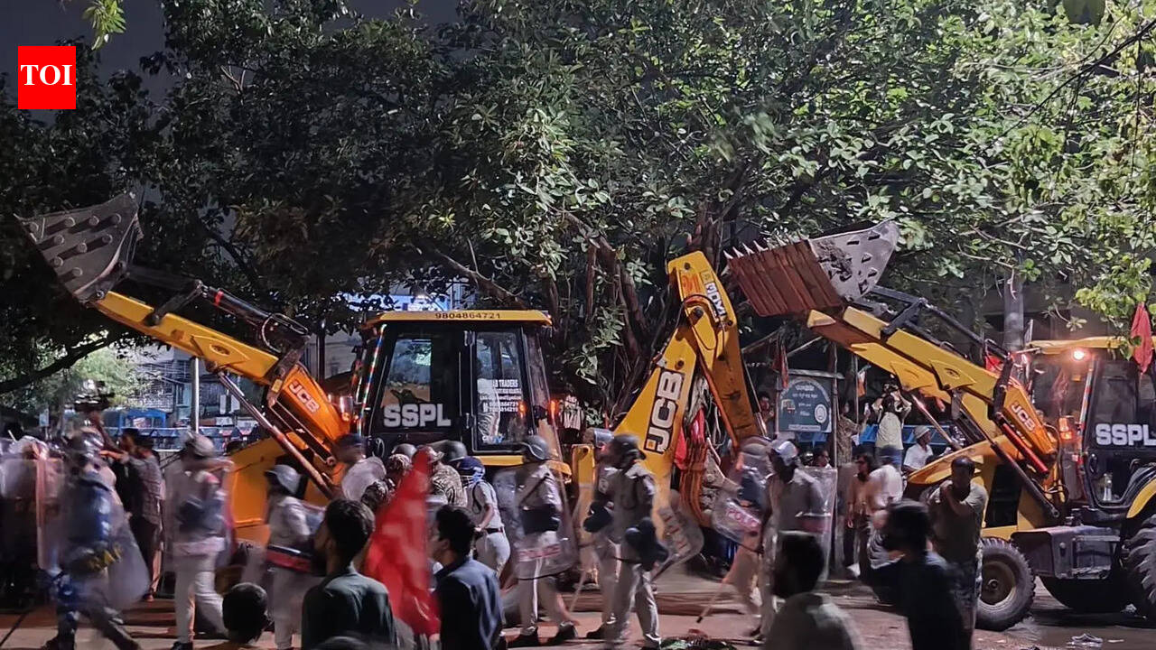 Payloaders bulldoze 40 stalls off Jadavpur station | Kolkata News - The ...