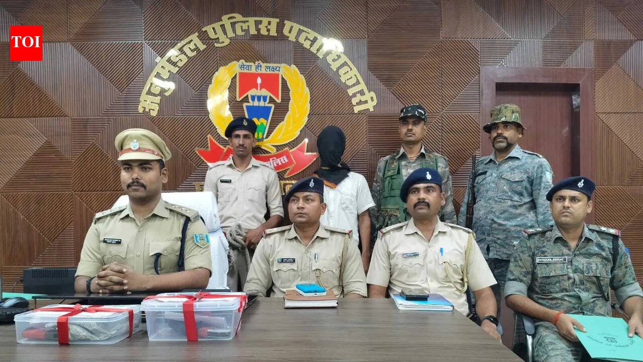 Palamu youth arrested for posing with country-made guns | Ranchi News ...