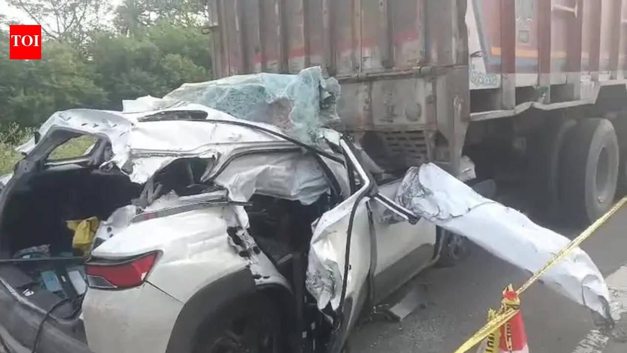 3 SHOs, driver die as SUV crashes into stranded truck in Begusarai ...