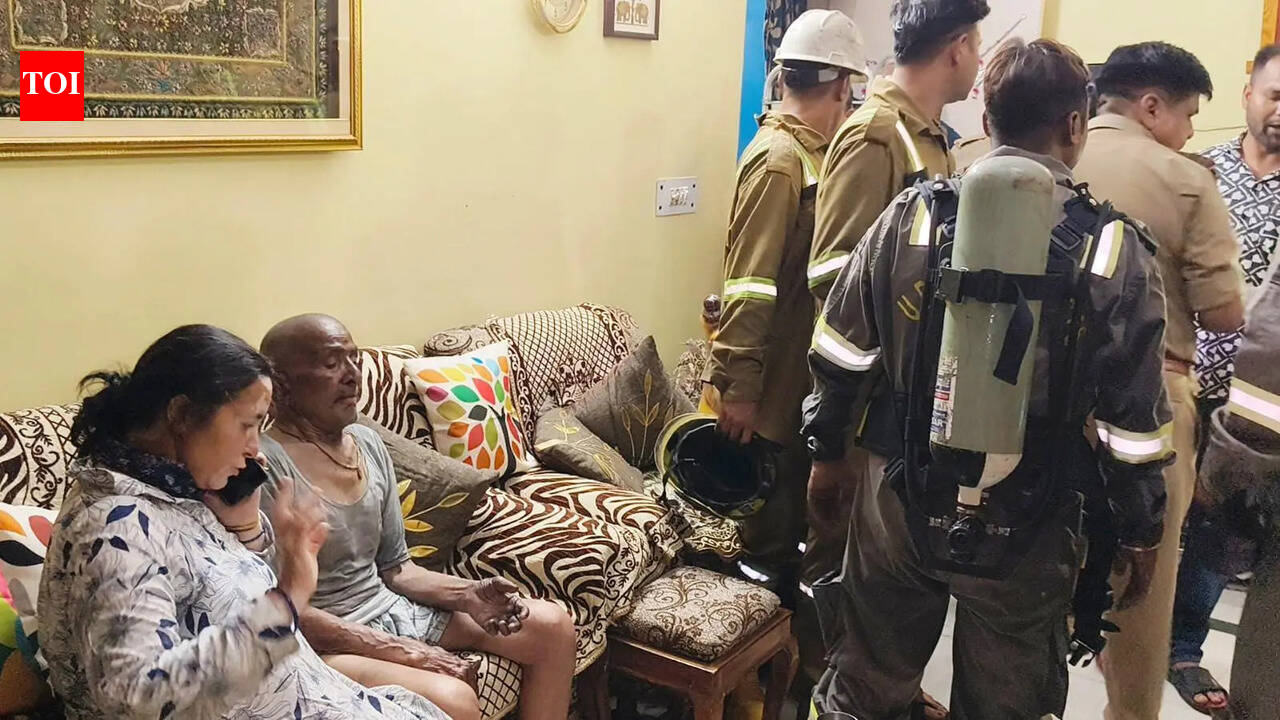 Blaze traps elderly couple, firemen break down door to pull them out ...