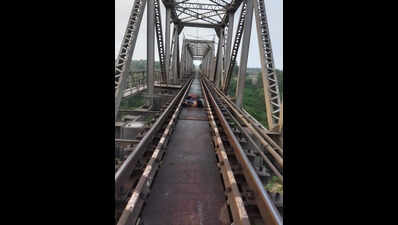 Man found dead, girl critically injured near rly track | Ranchi News ...