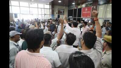Protest erupts at Shahari Seva Shivir over issuing lease deeds | Jaipur ...