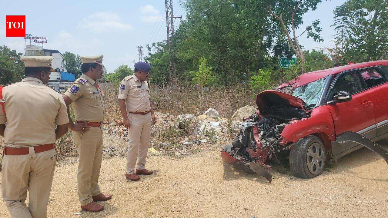 3 of a family dead, 1 injured as car rams into truck | Hyderabad News ...