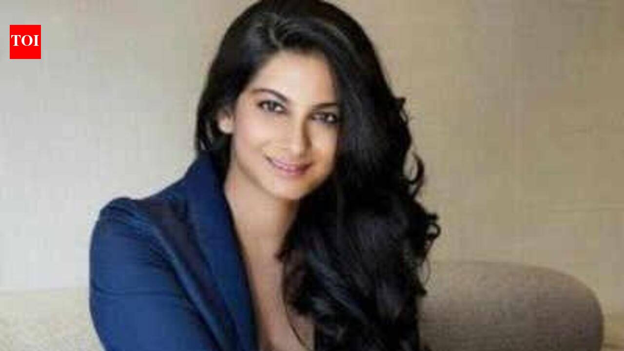 Gold earrings to be worn by Bollywood producer Rhea Kapoor at Met Gala ...