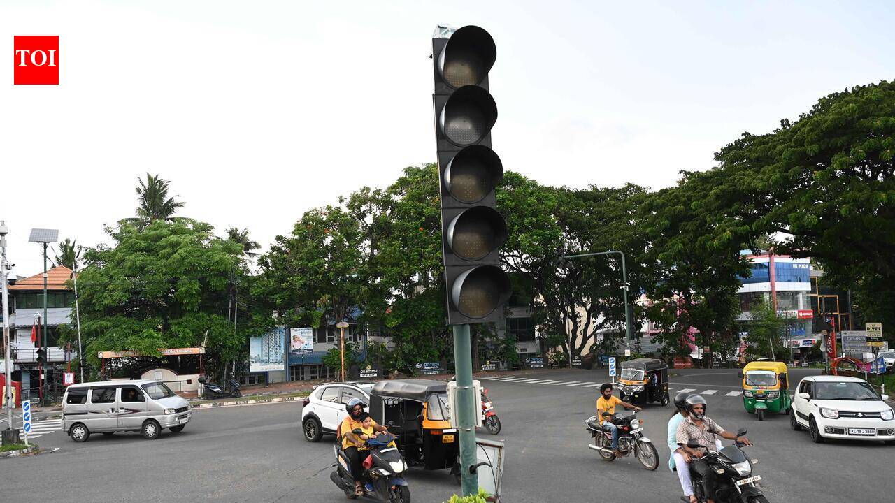 Traffic signals defunct due to lack of maintenance contract ...