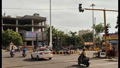 Defunct signals near Maj. Saravanan roundabout affect traffic ...