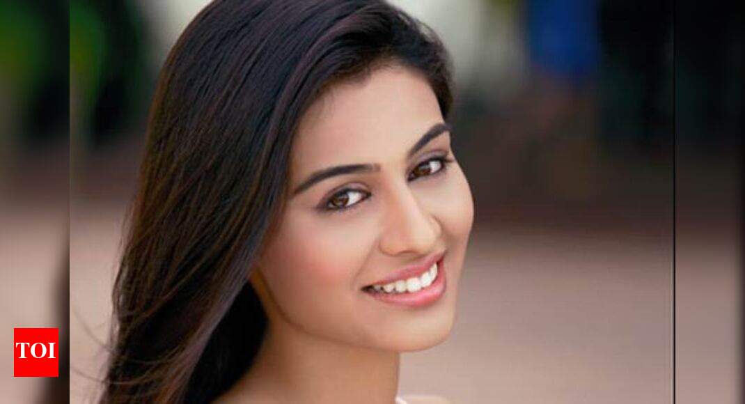 Neha Hinge to anchor a fashion show | undefined Movie News - Times of India