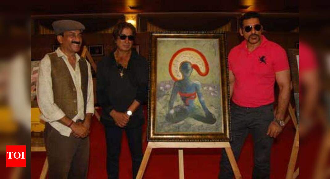 Director Ramesh Modi displays his artwork - Times of India